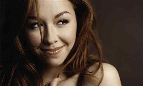 Kelly Sweet on Pandora | Radio, Songs & Lyrics