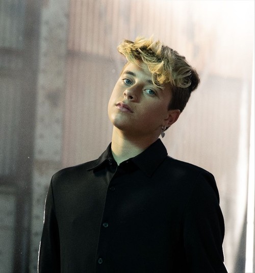 Gavin Magnus on Pandora | Radio, Songs & Lyrics